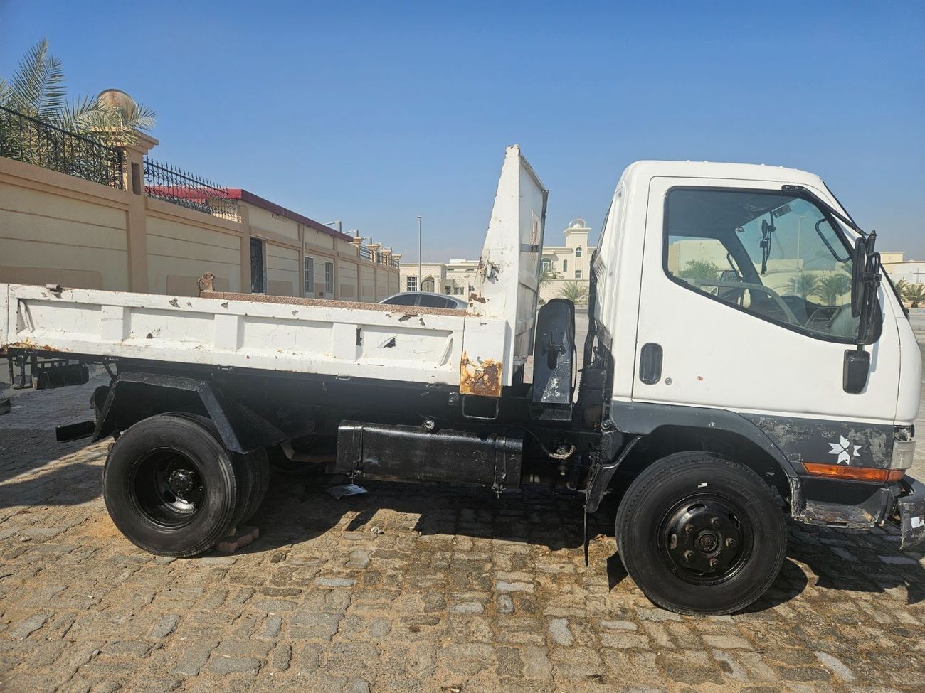 Used Mitsubishi Fuso Canter 2002 for sale in Dubai - 752457