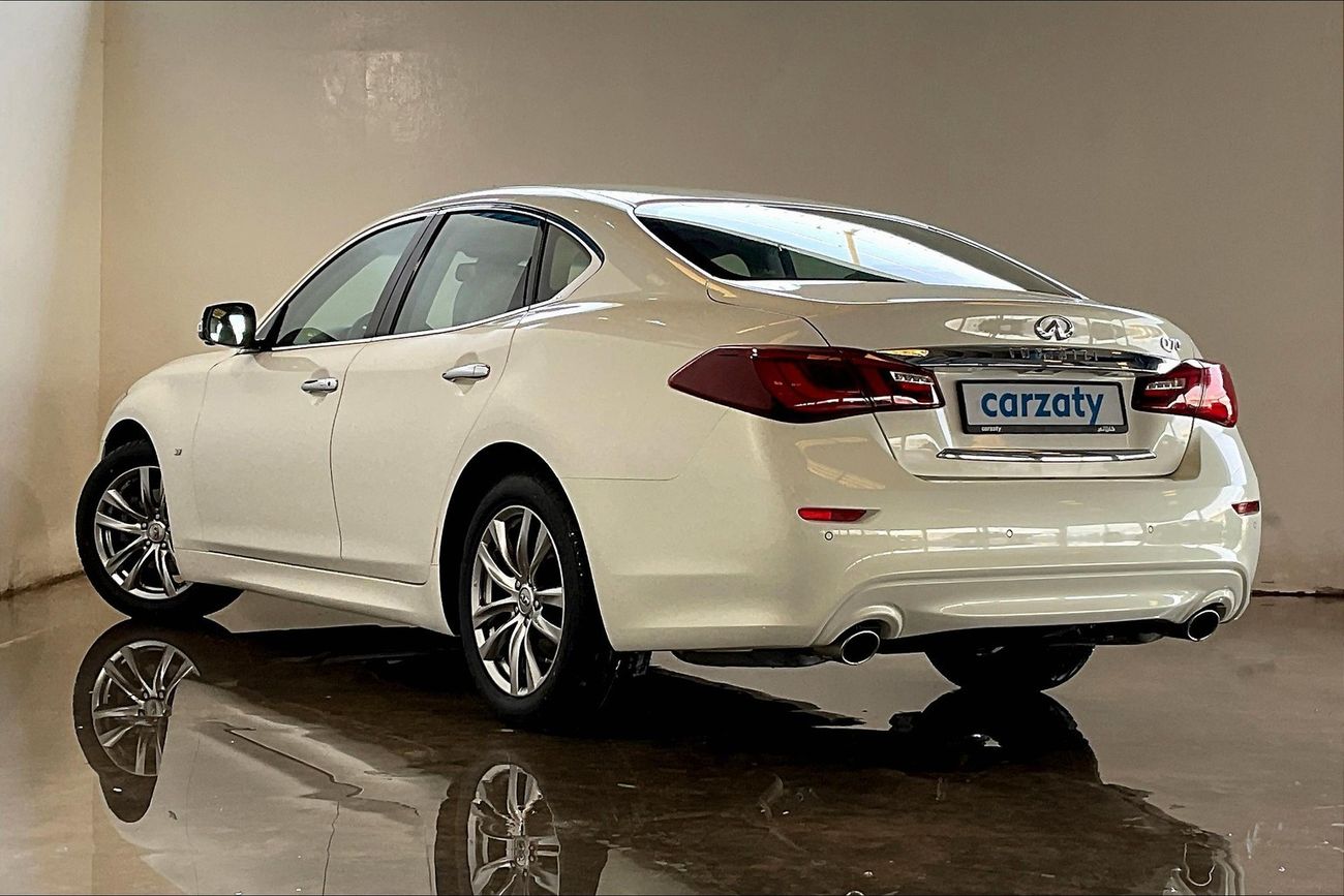Used Infiniti Q70 Luxury 2016 for sale in Dubai - 544175