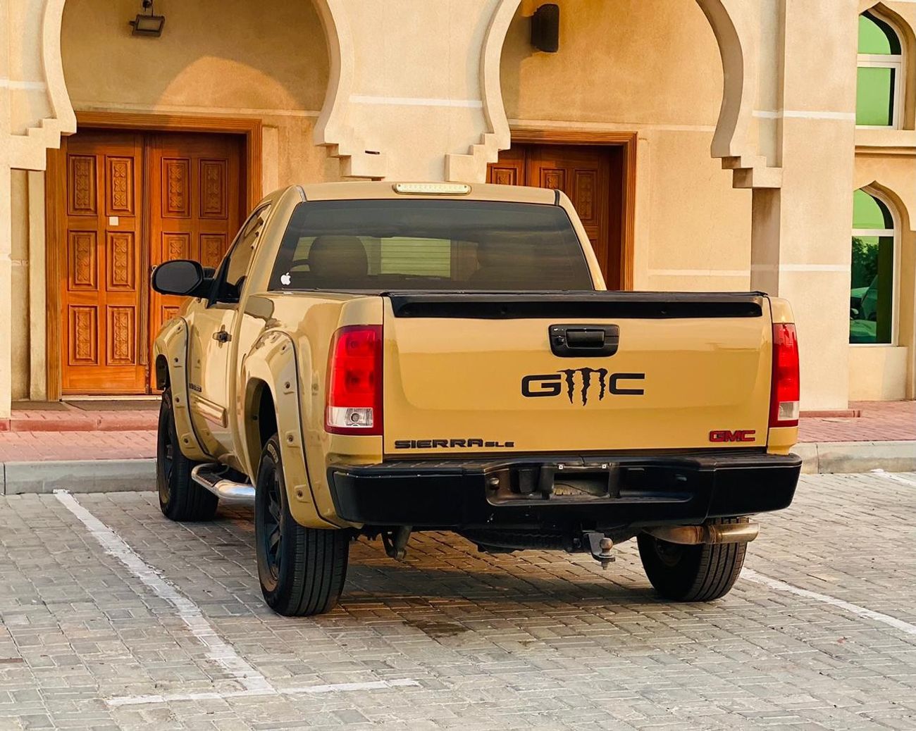 Used GMC Sierra Good condition car GCC 2008 for sale in Dubai - 752762