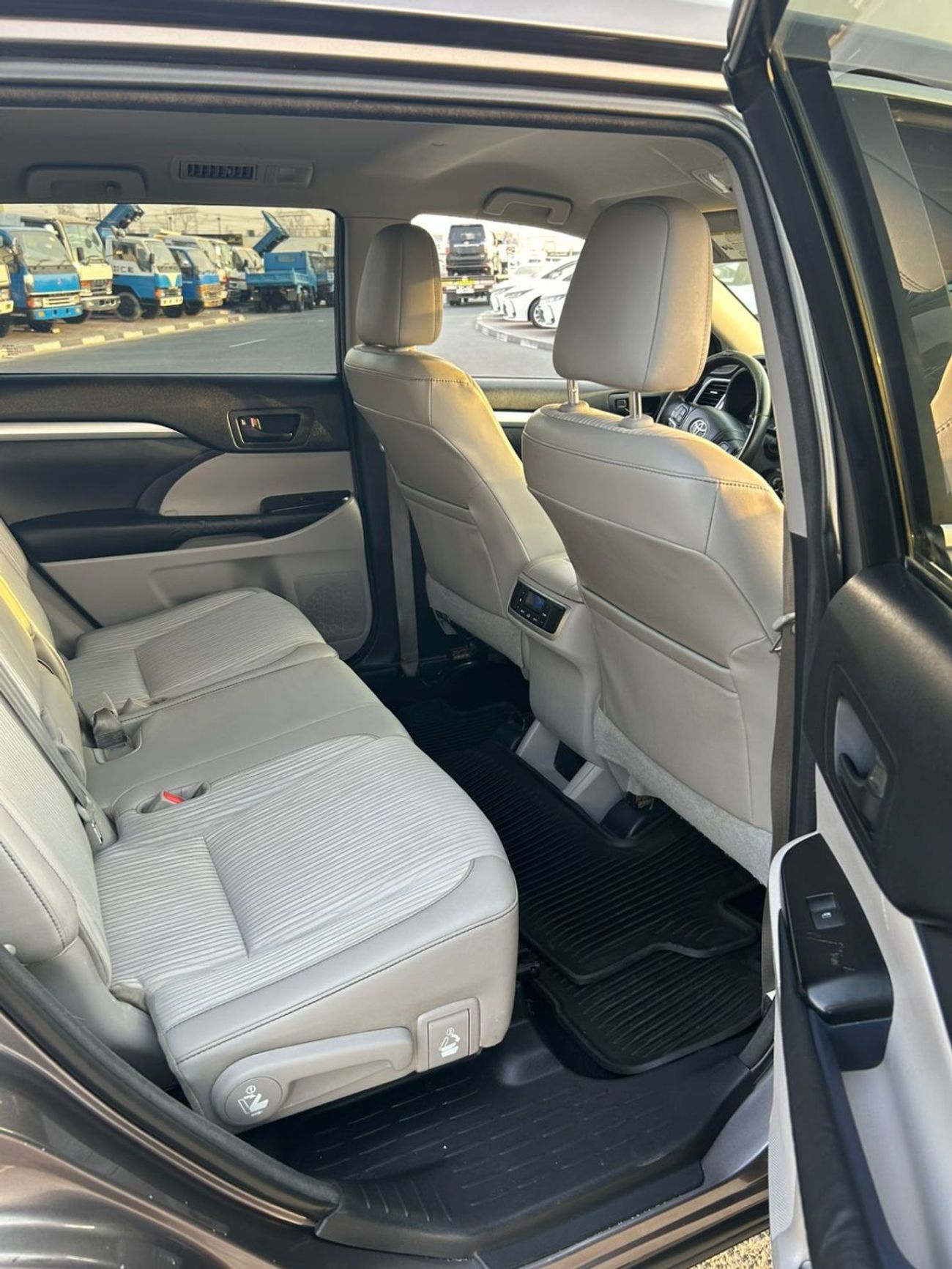 Used 2014 Toyota Highlander LE+ 3.5L V6 - MidOption+ 7 Seater - Truck ...