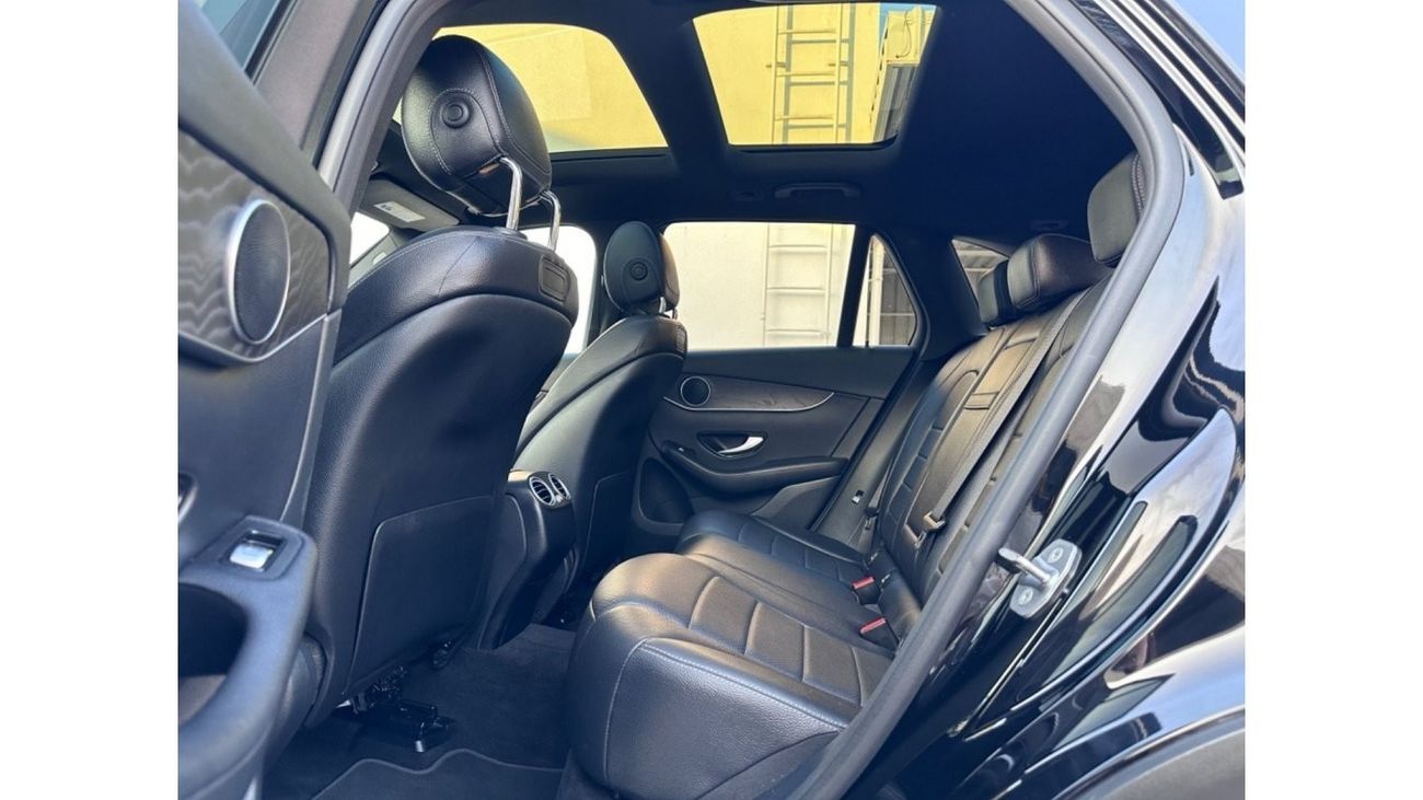 Used Mercedes-Benz GLC 300 2018 for sale in Dubai - 702345