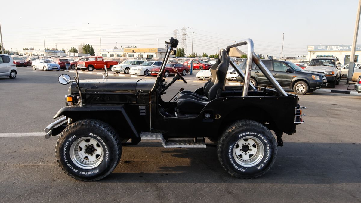 Mitsubishi Jeep J54 for sale: AED 12,000. Black, 1985