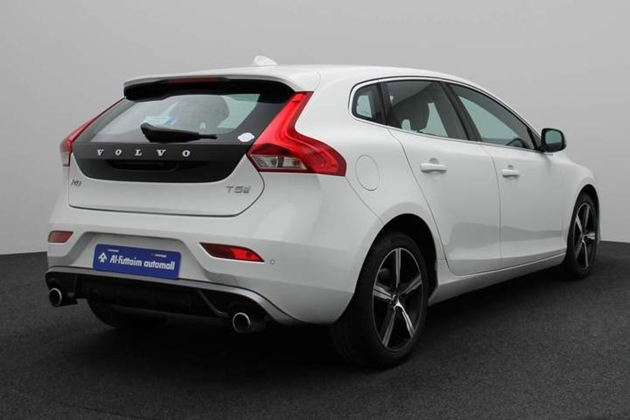 Used Volvo V40 T5 R Design FWD 2.0 2018 for sale in Dubai - 609976