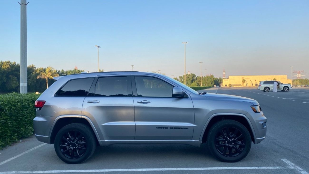 Used Jeep Grand Cherokee Laredo 4X4 2017 for sale in Sharjah - 701018
