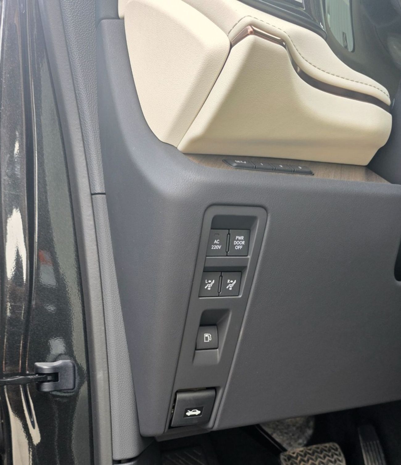 New Lexus LM 350h 2025 Lexus LM350H VIP 4-Seater 2025 for sale in Dubai - 802093