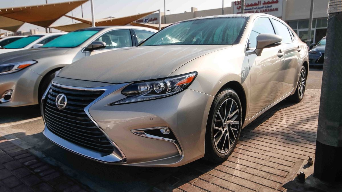 Lexus ES 350 for sale: AED 105,000. Gold, 2016