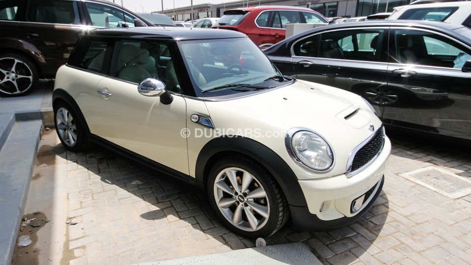 Mini Cooper S for sale: AED 39,000. Beige, 2011
