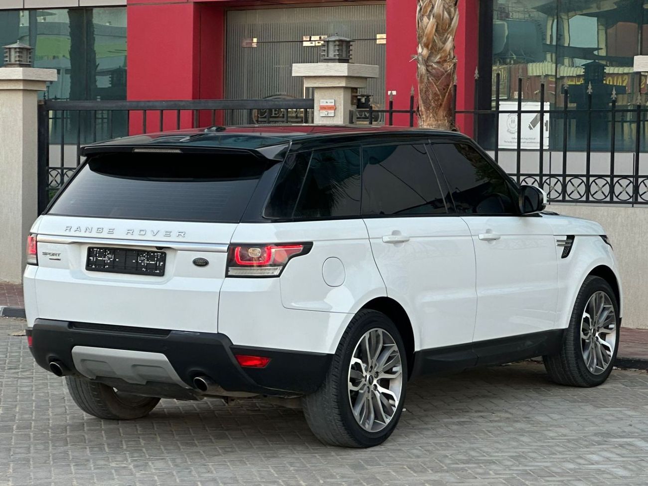 Used Land Rover Range Rover Sport 2015 for sale in Dubai - 737856