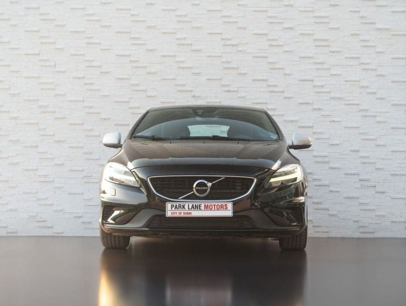 Used Volvo V40 2019 for sale in Dubai - 817558