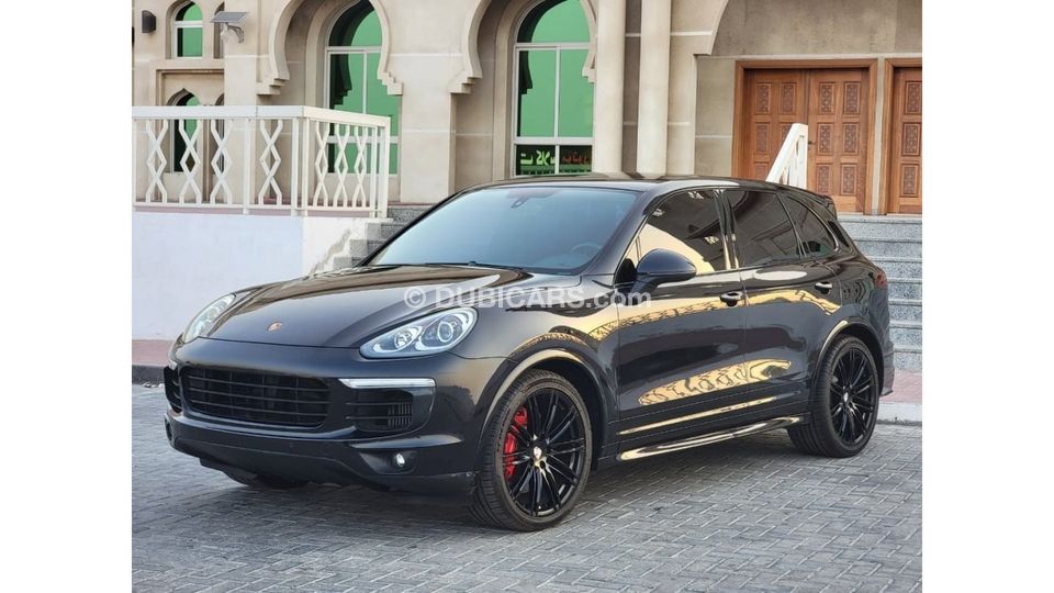 Used Porsche Cayenne 2016 for sale in Dubai - 657890