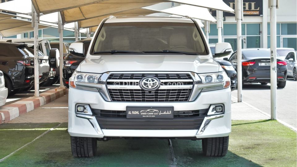 مستعملة تويوتا لاند كروزر GXR V8 2018 للبيع في الشارقة - 665177