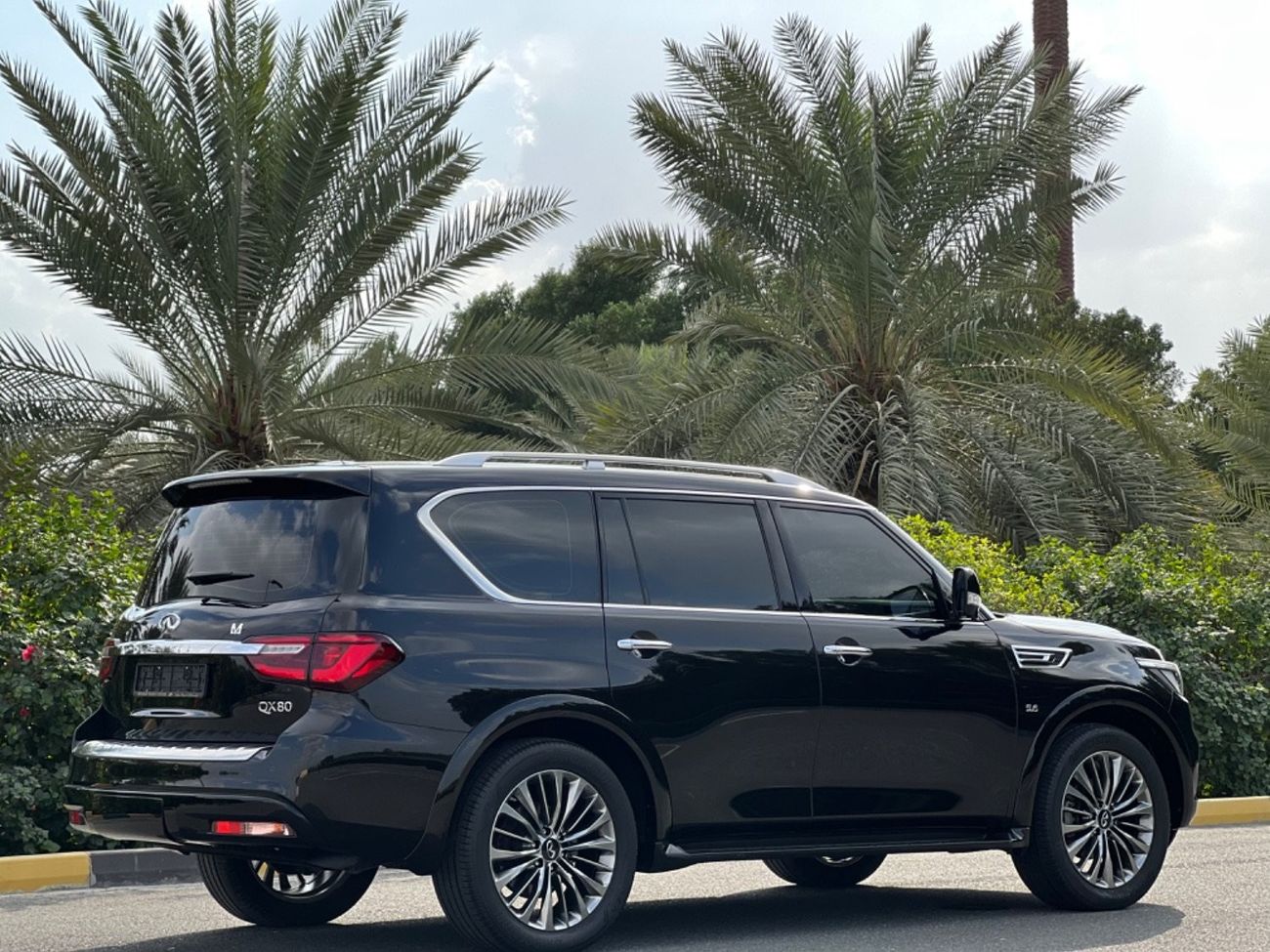 Used Infiniti QX80 2018 for sale in Dubai - 570558