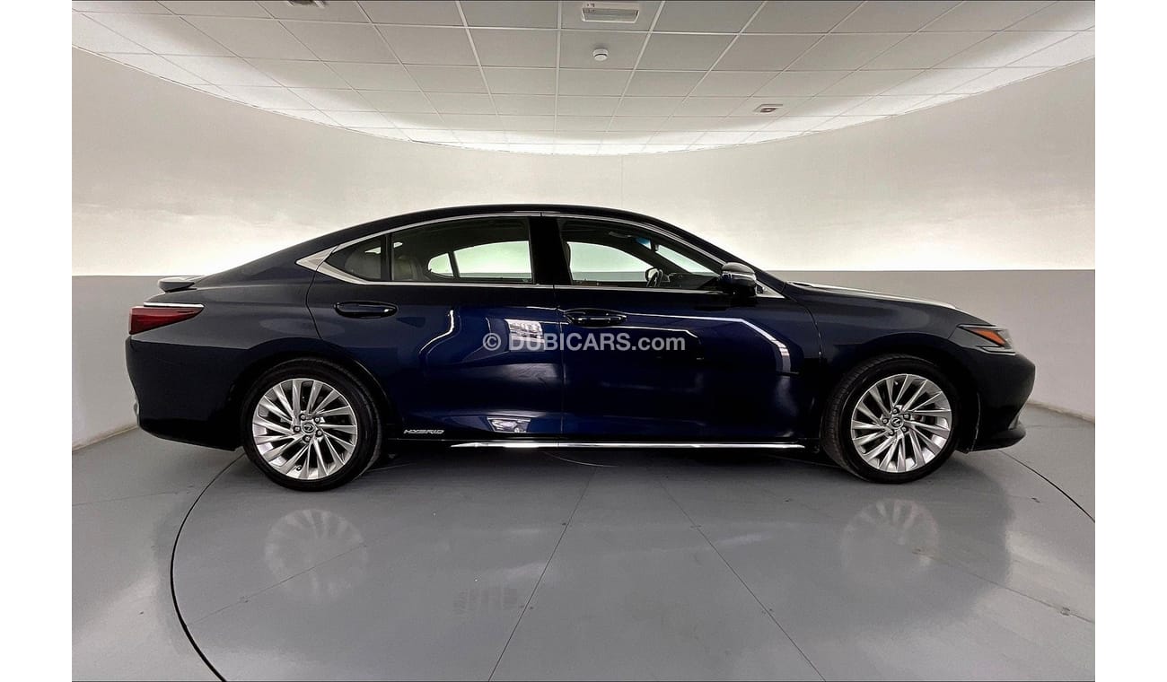 Used Lexus ES 300 Platinum 2019 for sale in Dubai - 648543