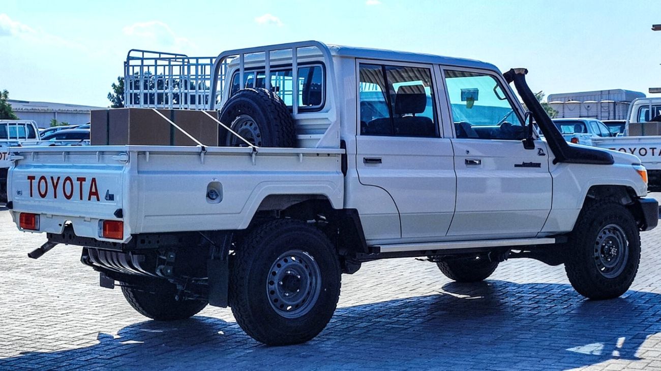 New Toyota Land Cruiser Pick Up LAND CRUISER LC79 DC 4.0L PETROL 2023 for sale in Dubai - 759941