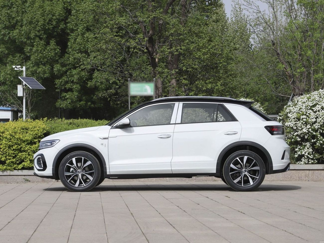 New Volkswagen T ROC 300 TSI Daylight - 1.5T Aut Petrol 160hp 2025 for sale in Dubai - 864593