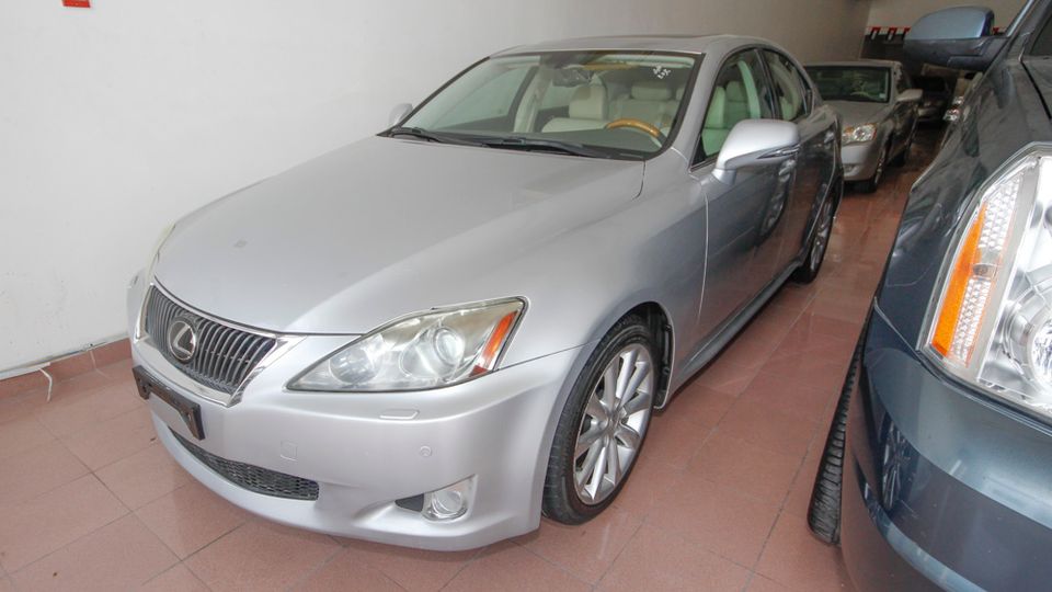 مستعملة لكزس IS 300 2010 للبيع في الشارقة - 30500