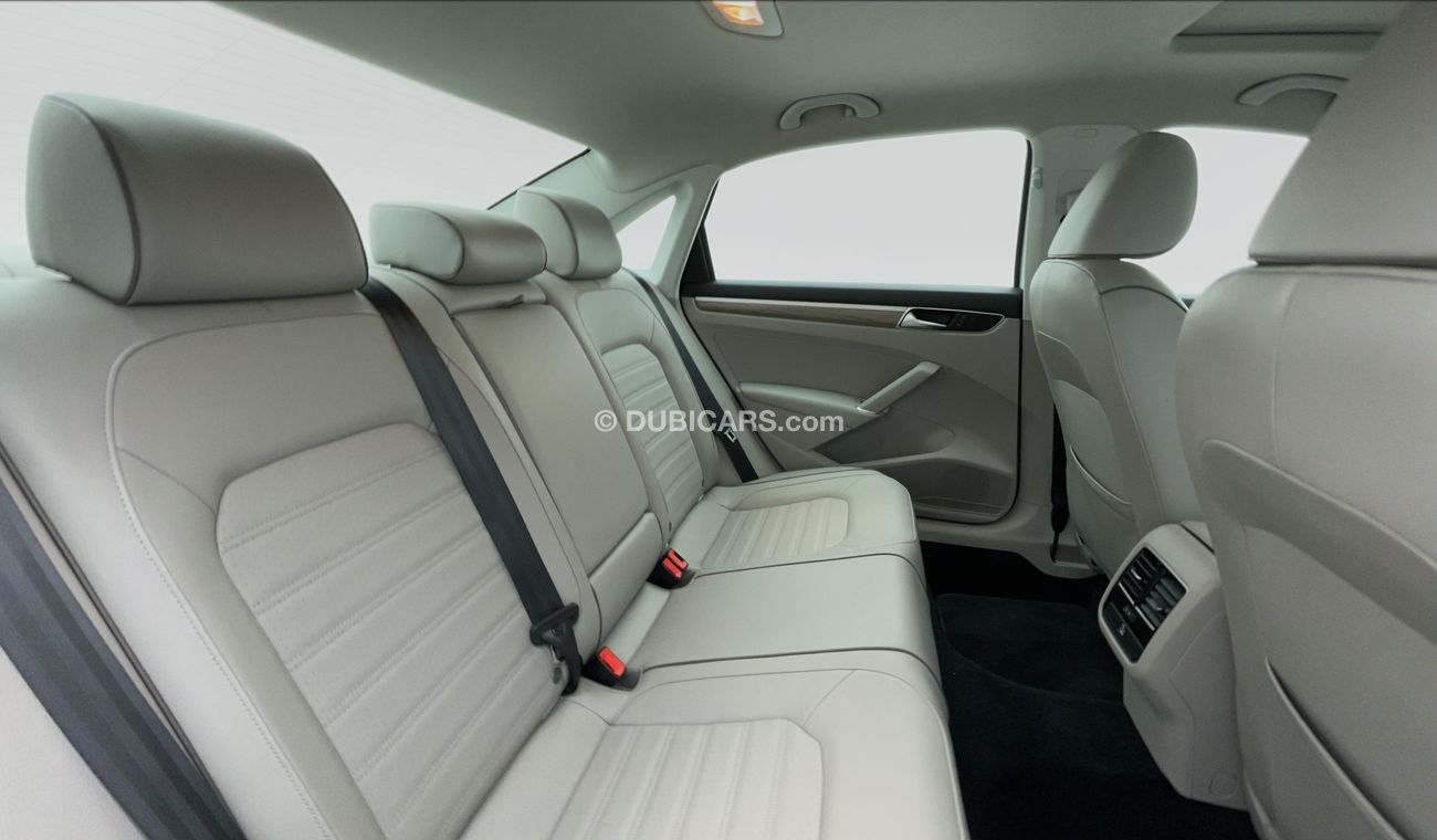 Used Volkswagen Passat SEL 2500 2017 for sale in Dubai - 484349