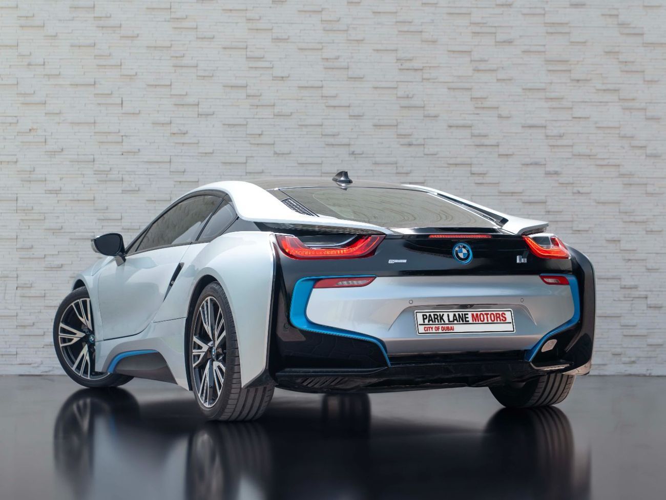 Used BMW i8 COUPE 2018 for sale in Dubai - 877478