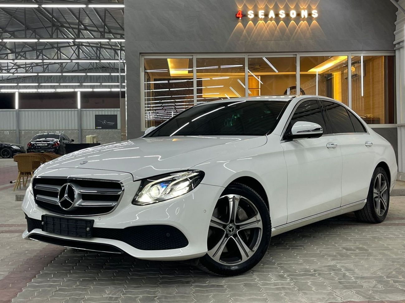 مستعملة مرسيدس بنز E300 Std 2018 للبيع في عجمان - 762384