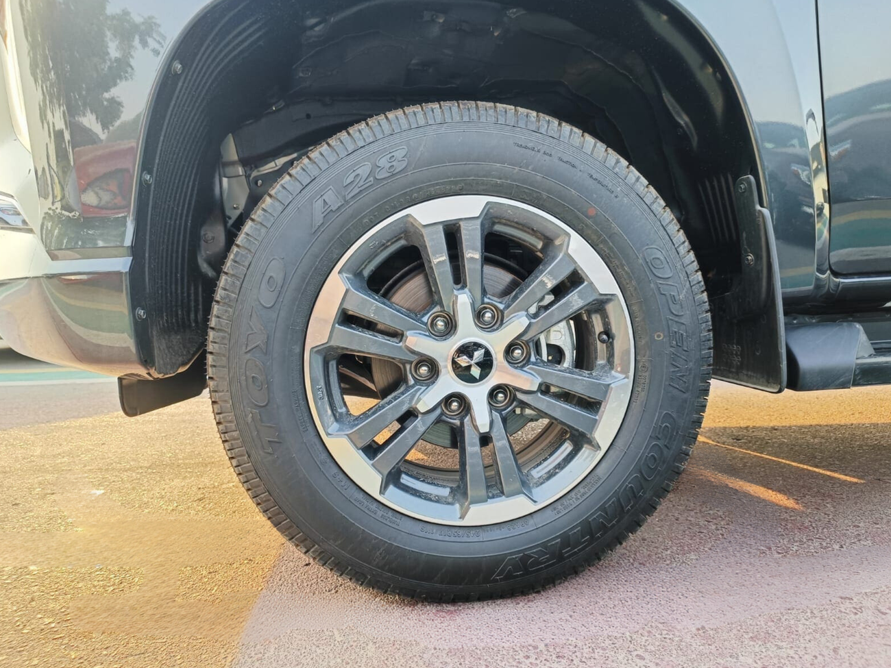 New Mitsubishi L200 GLX / 2.4L PETROL / M/T / "17" BLACK RIMS / 4WD ...