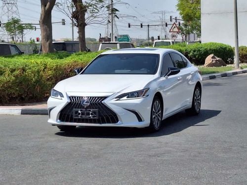 Lexus ES300h Price in UAE, Images, Specs & Features