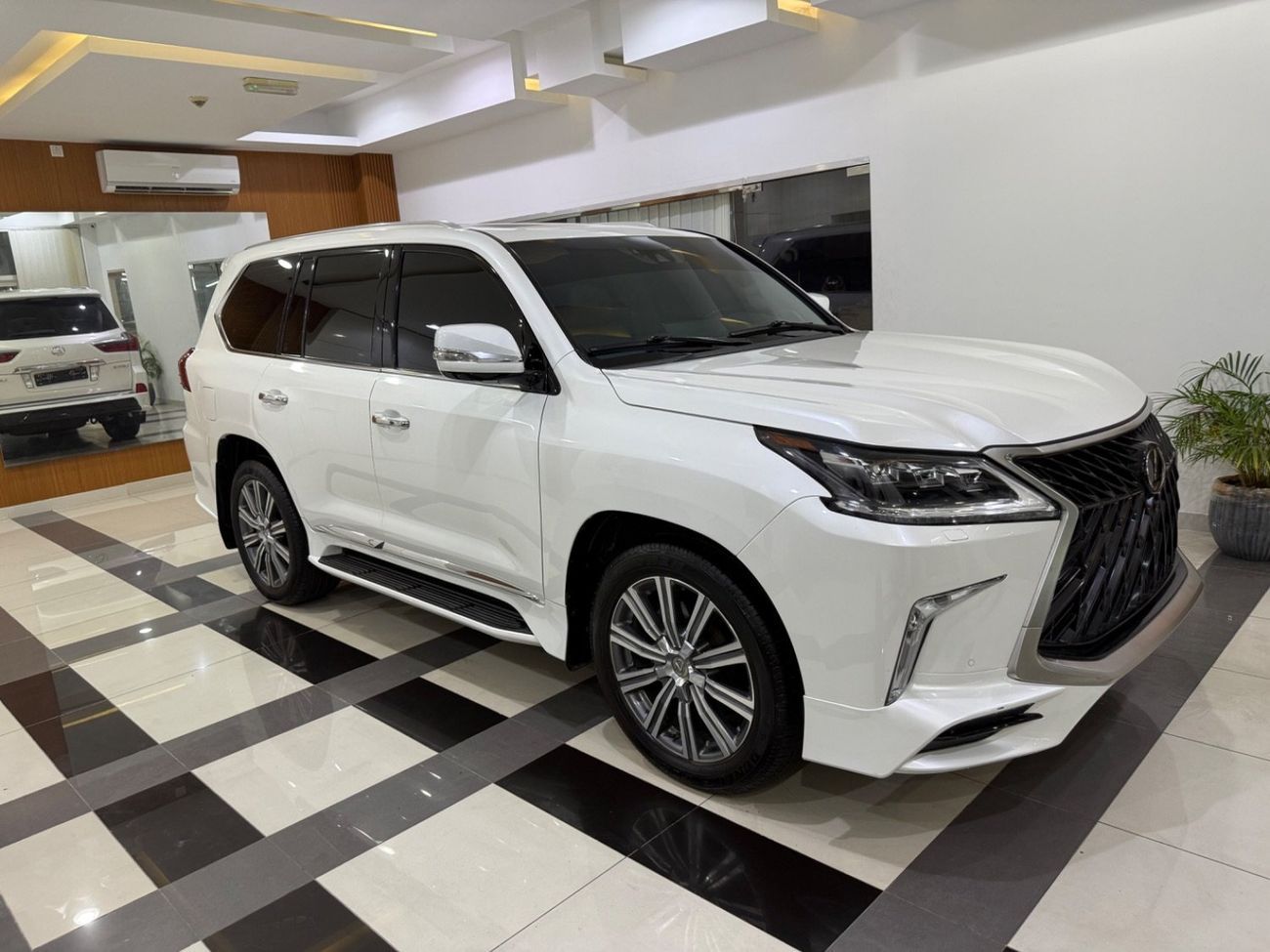 مستعملة لكزس LX 570 Platinum 5.7L 2017 للبيع في الشارقة - 874653
