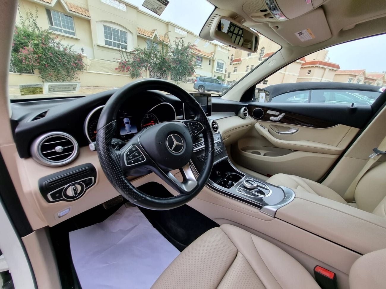Used Mercedes Benz GLC 300 GLC 300 4MATIC 2018 for sale in Dubai - 736267