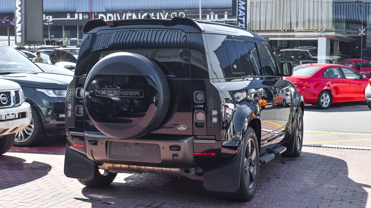Used Land Rover Defender P400 SE 2020 for sale in Dubai - 716524