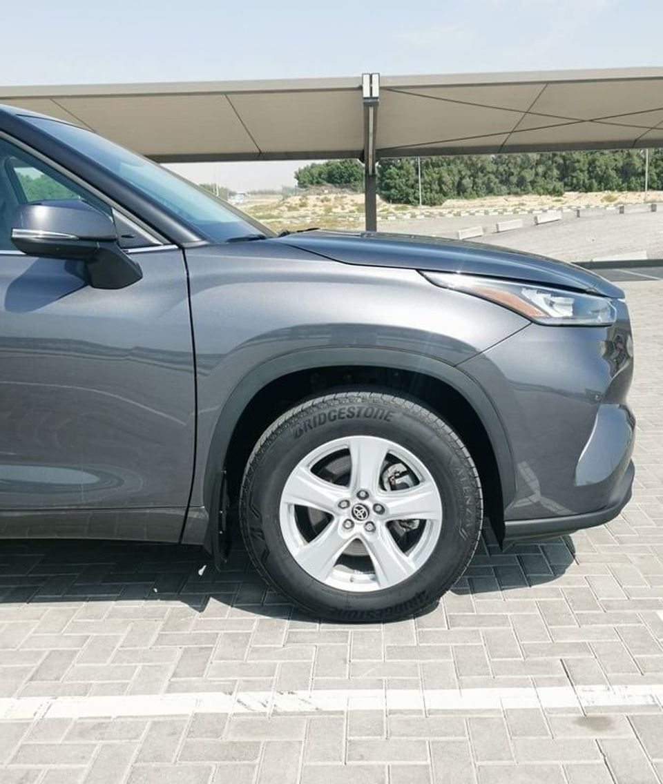 Used Toyota Highlander LE - 2022- Grey 2022 for sale in Sharjah - 619519