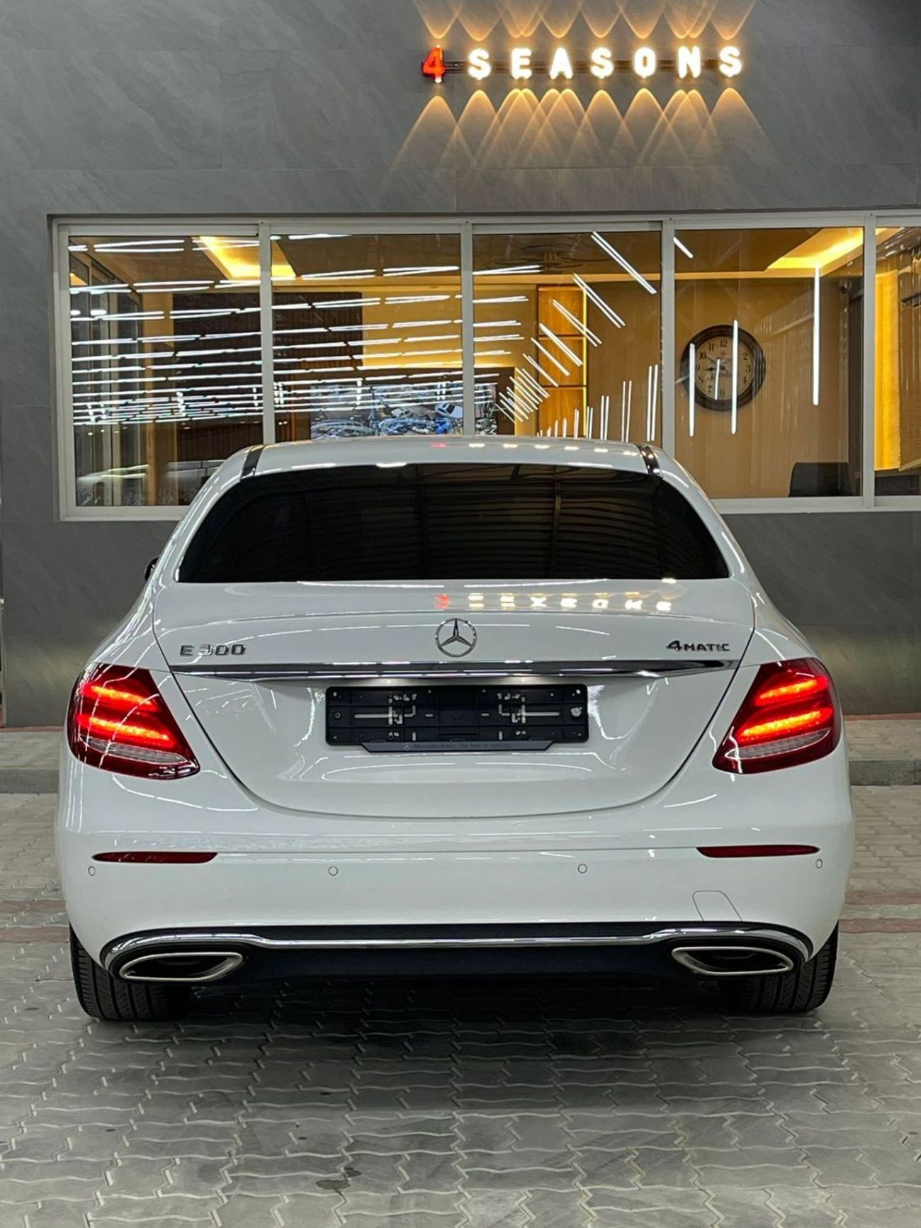 مستعملة مرسيدس بنز E300 Std 2018 للبيع في عجمان - 762384