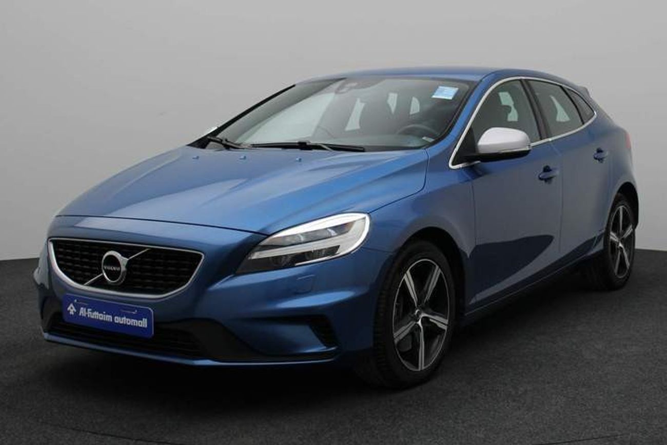 Used Volvo V40 T5 R Design FWD 2.0 2018 for sale in Dubai - 617405