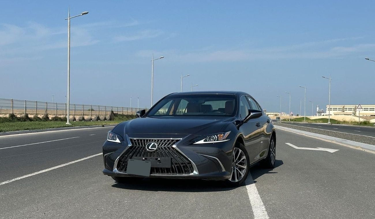 Used Lexus ES300h Hybrid 2.5L 4 Cylinders 2023 GCC Low Mileage 2023 for sale in Dubai - 820972