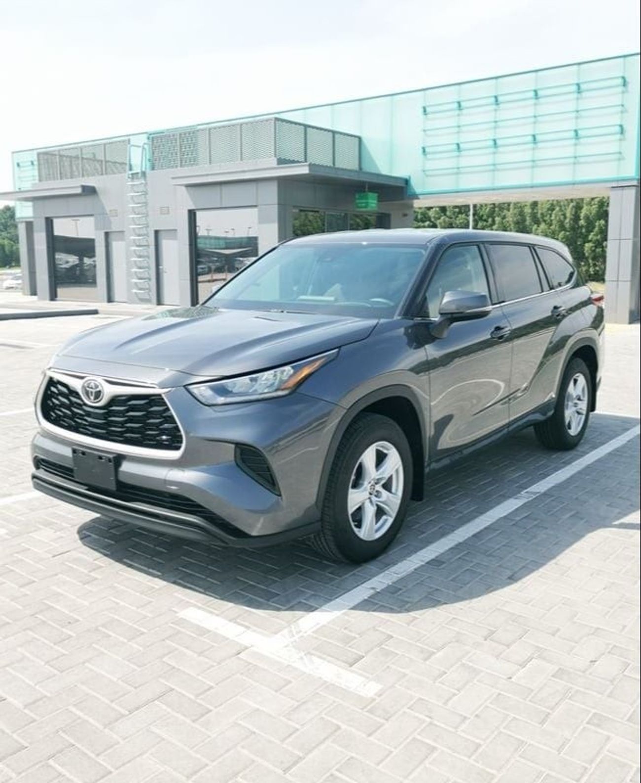 Used Toyota Highlander LE - 2022- Grey 2022 for sale in Sharjah - 619519
