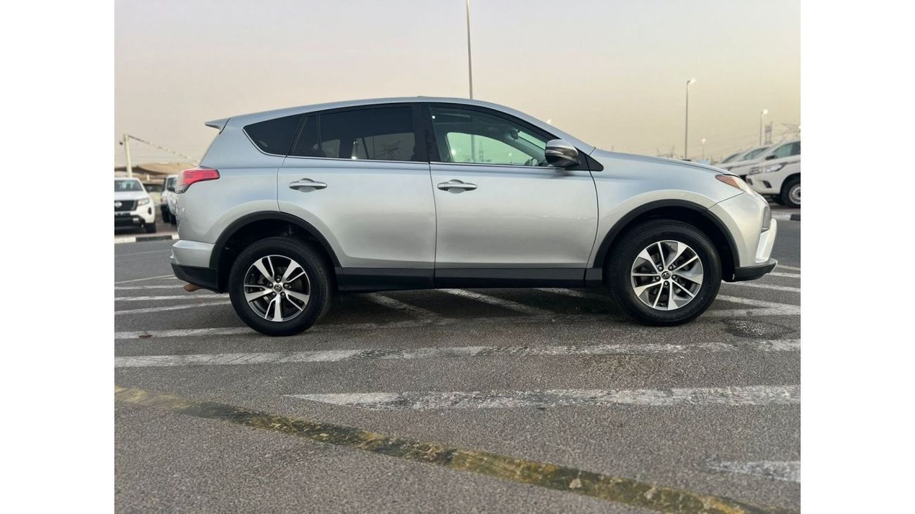 Used 2018 TOYOTA RAV4 XLE - LEATHER SEATS + SUNROOF + Rear Camera ...