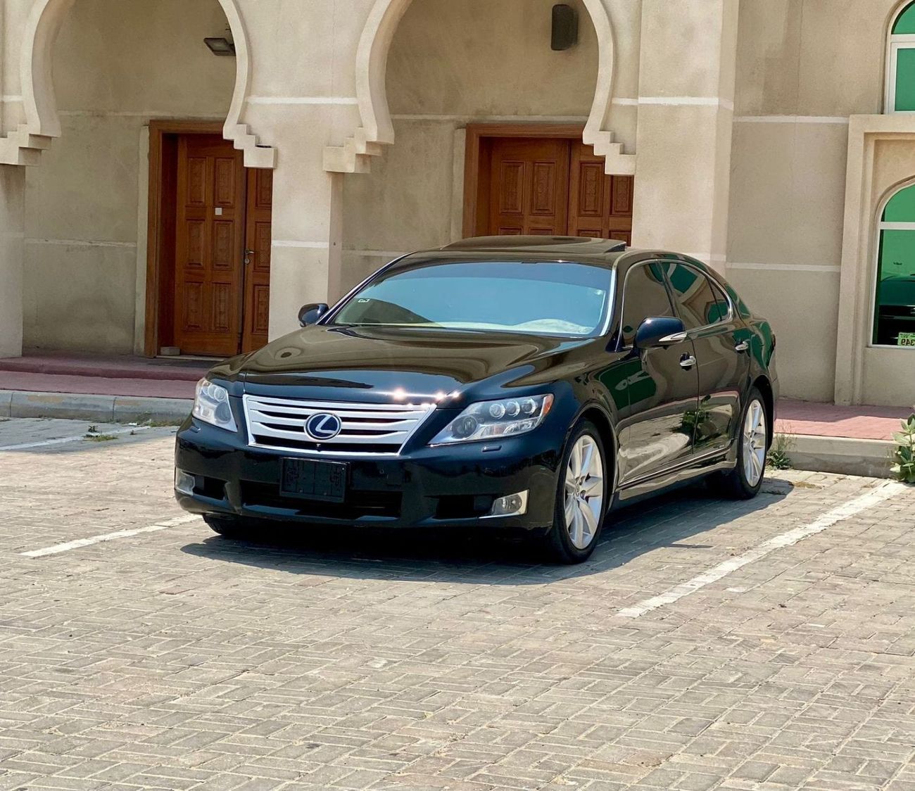 Used Lexus LS 600 Good condition car 2011 for sale in Dubai - 749274