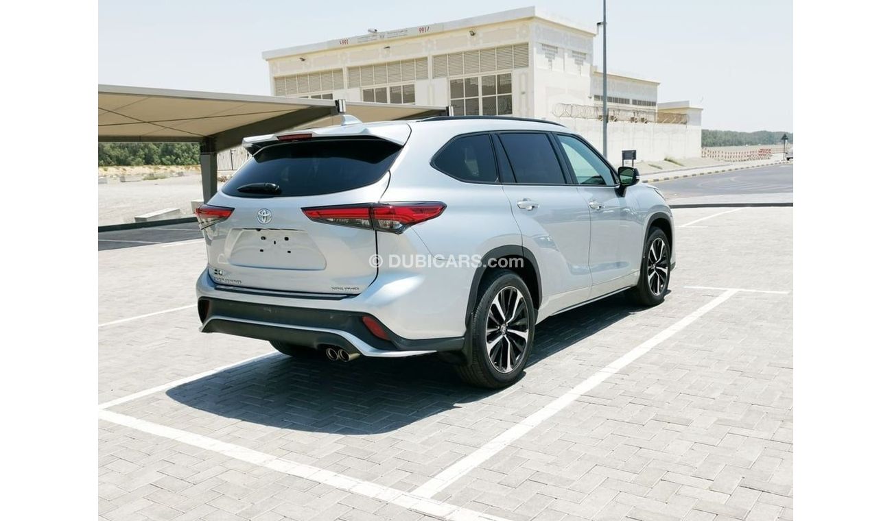 Used Toyota Highlander XSE - 2022- Silver 2022 for sale in Sharjah - 636075