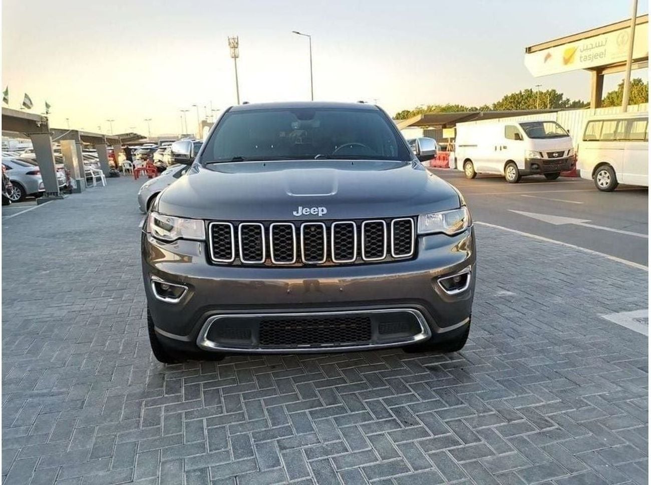 Used Limited 3.6L Jeep Grand Cherokee Limited - 2019 - Grey 2019 for ...