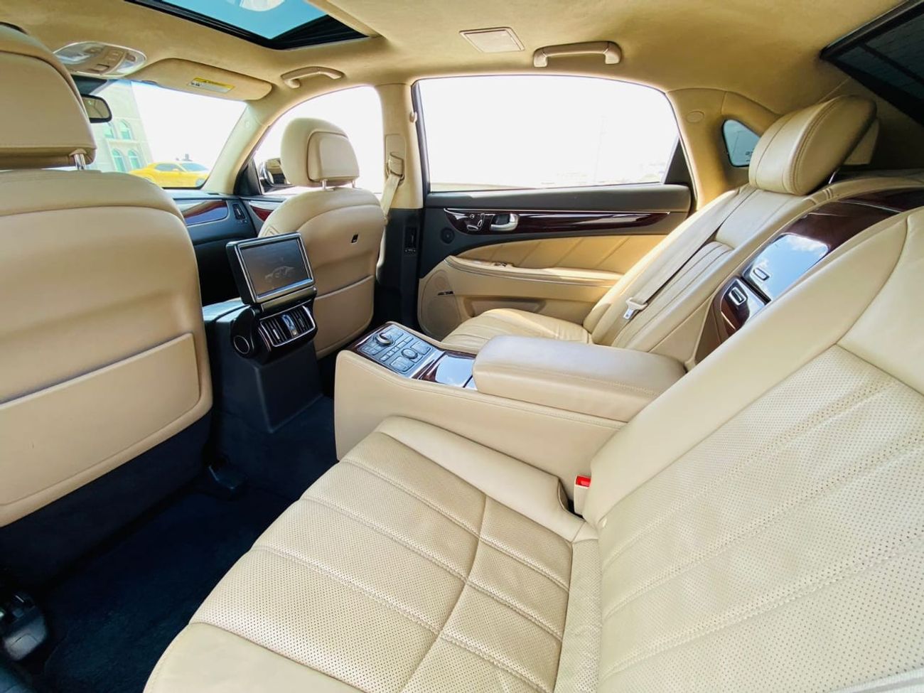 Used Hyundai Equus Good condition car 2011 for sale in Dubai - 701286