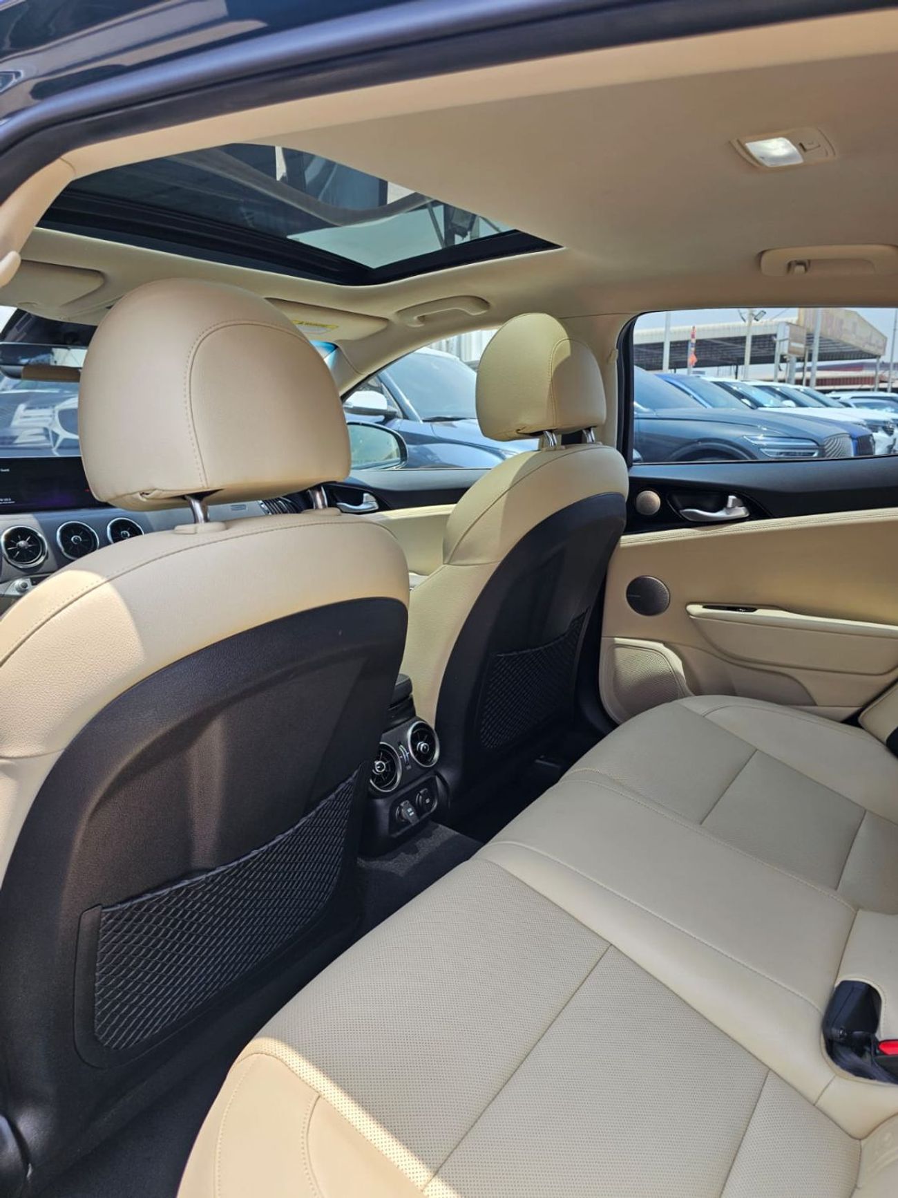 Used Kia Stinger Std 2.0L Sedan 2022 for sale in Dubai - 884007