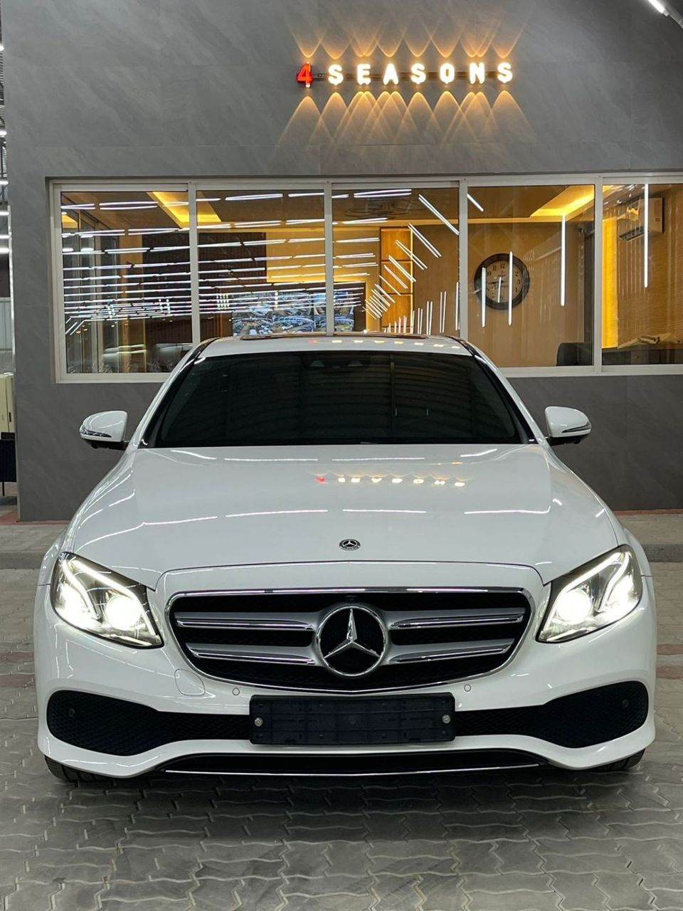 مستعملة مرسيدس بنز E300 Std 2018 للبيع في عجمان - 762384