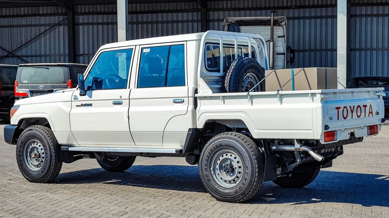 New Toyota Land Cruiser Pick Up LAND CRUISER LC79 DC 4.0L PETROL 2023 for sale in Dubai - 759941