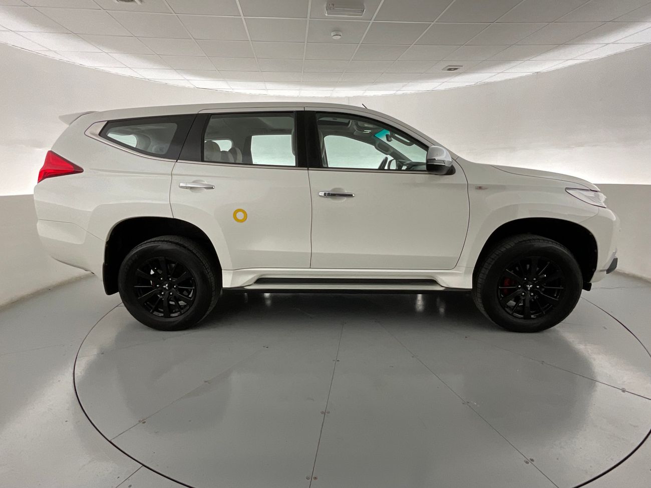 Used Mitsubishi Montero GLS Mid 2019 for sale in Dubai - 690246