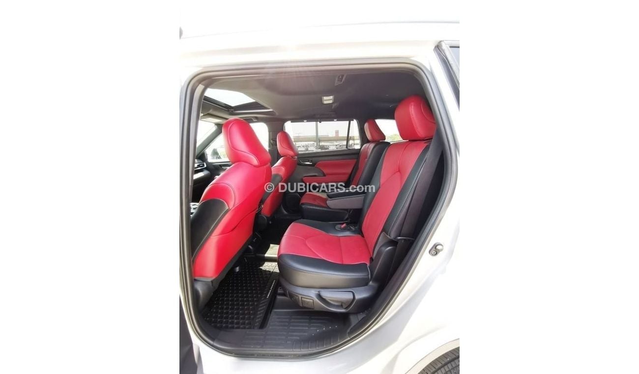 Used Toyota Highlander XSE - 2022- Silver 2022 for sale in Sharjah - 636075