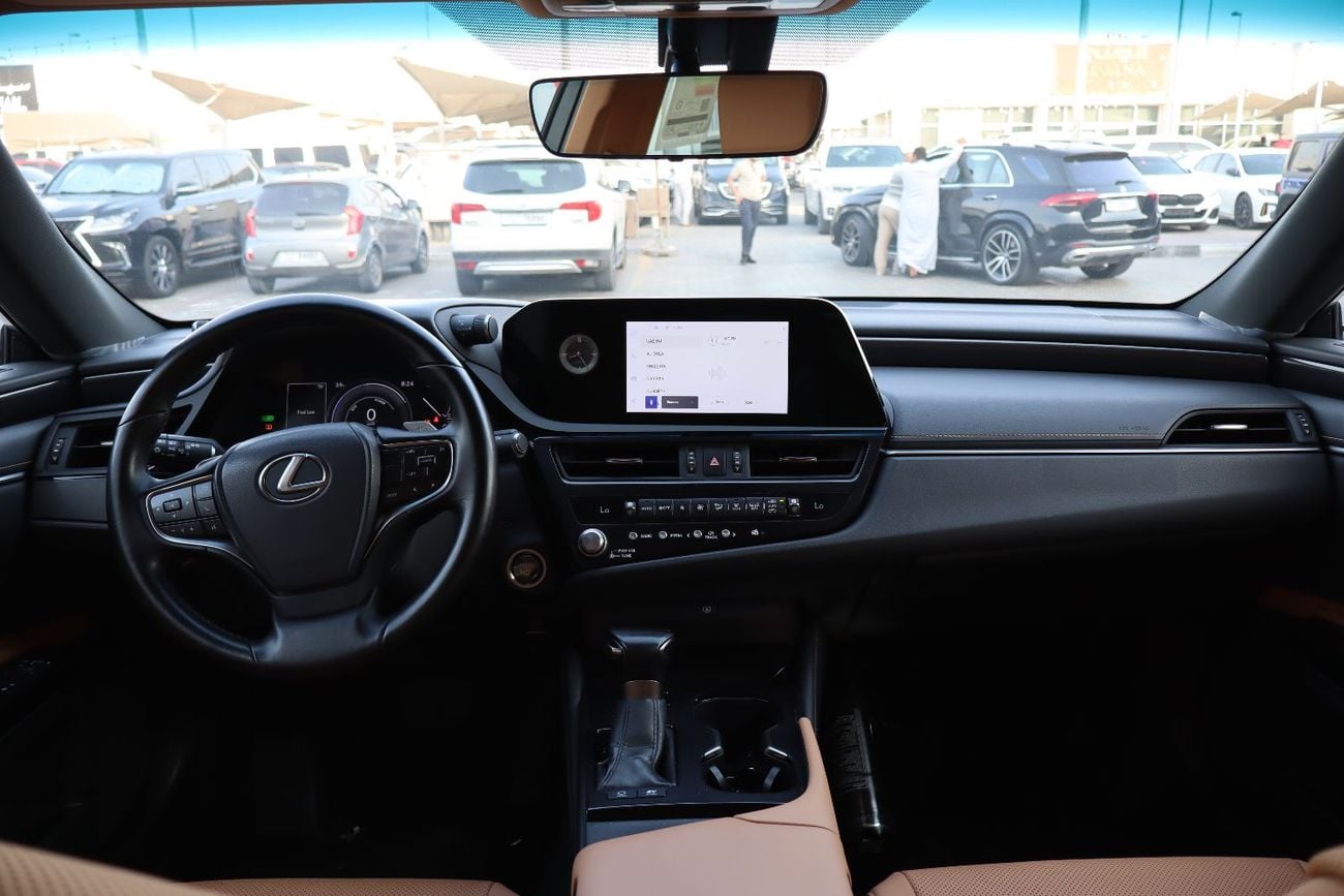 Used Lexus ES300h Lexus ES-Series 300 h 2023 for sale in Sharjah - 853829