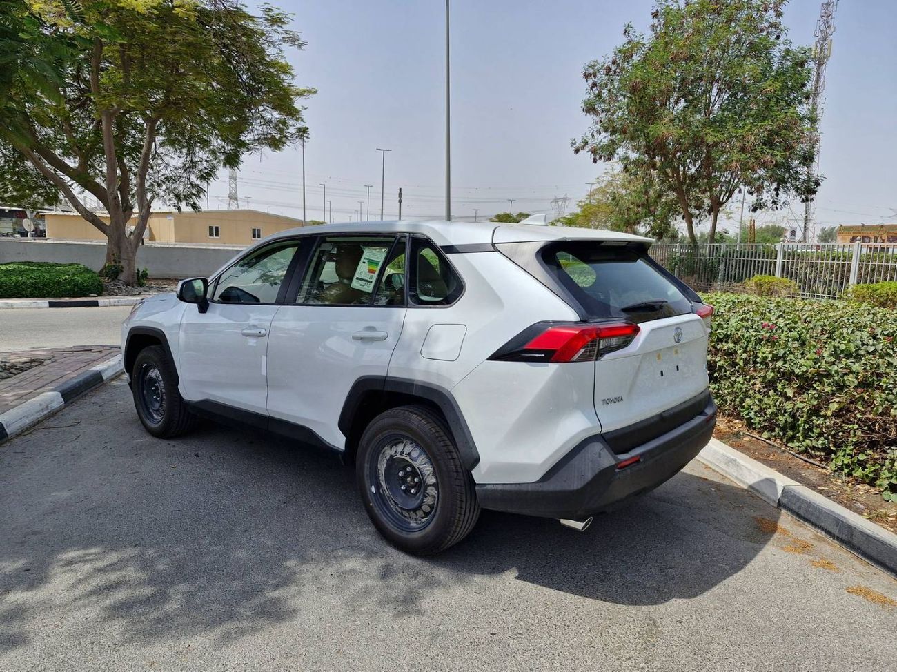 New Toyota RAV4 2.5L (4WD) LE 2025 for sale in Dubai - 889548