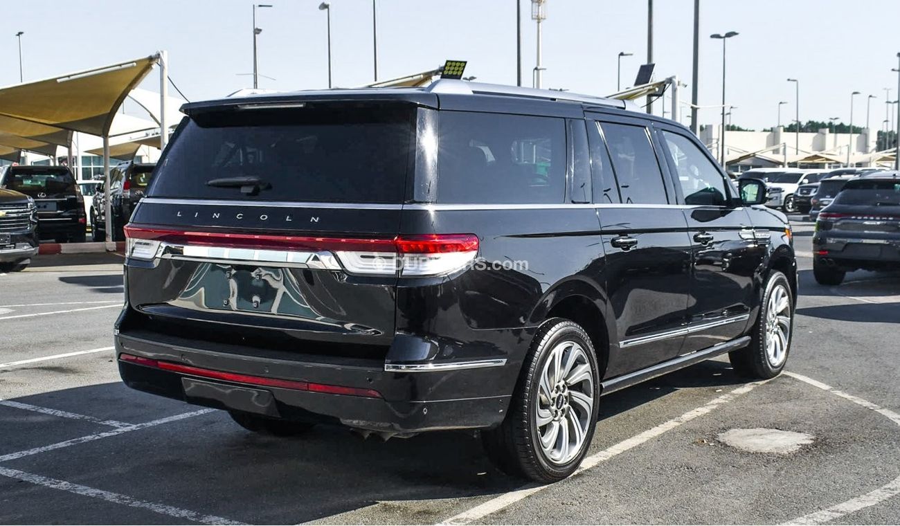 Used Lincoln Navigator 2022 for sale in Sharjah - 695164