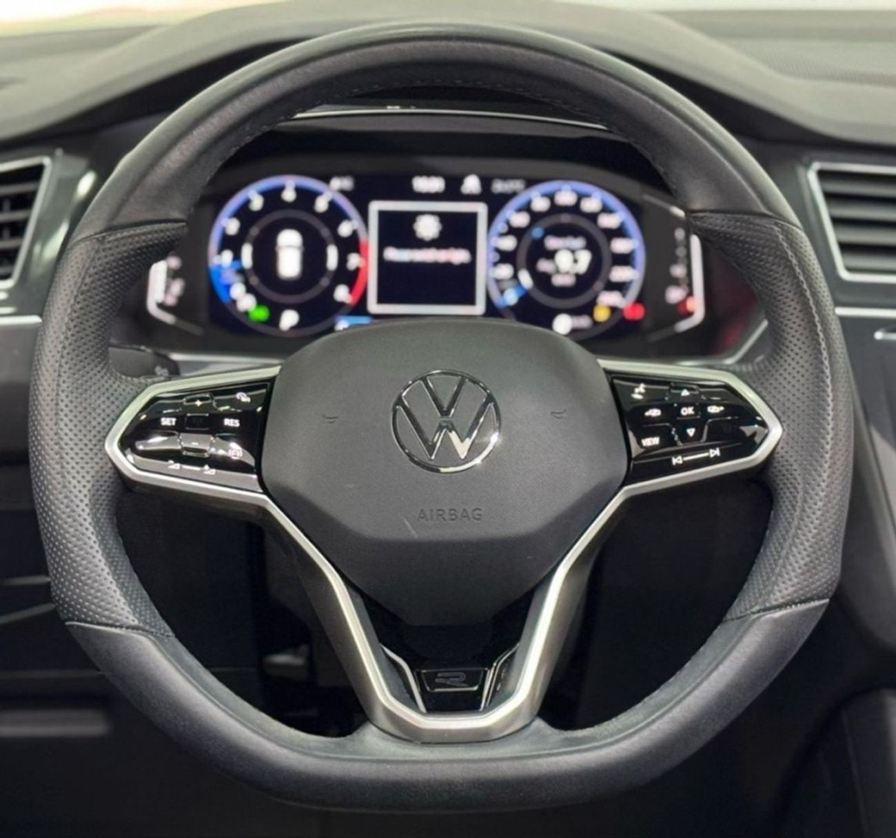 Used R-Line 2.0L 2022 Volkswagen Tiguan R-Line, Agency Warranty, Full ...