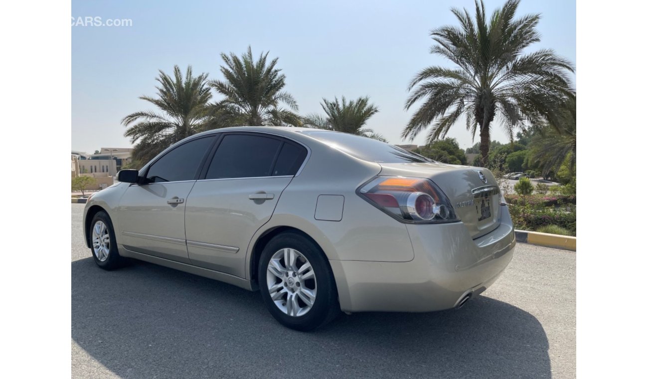 Used Nissan Altima 2010 for sale in Dubai - 546068