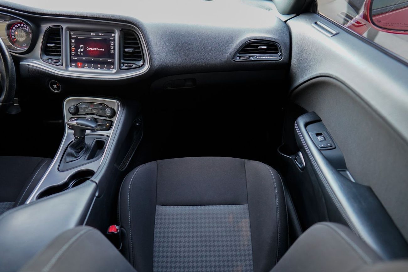 Used Dodge Challenger 2019 for sale in Dubai - 740226