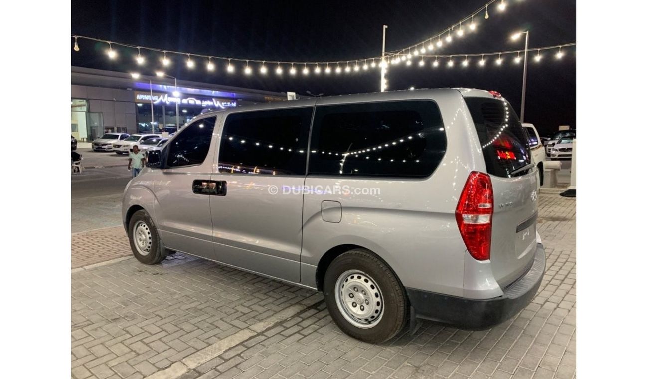 مستعملة هيونداي H-1 2014 للبيع في أبوظبي - 594173